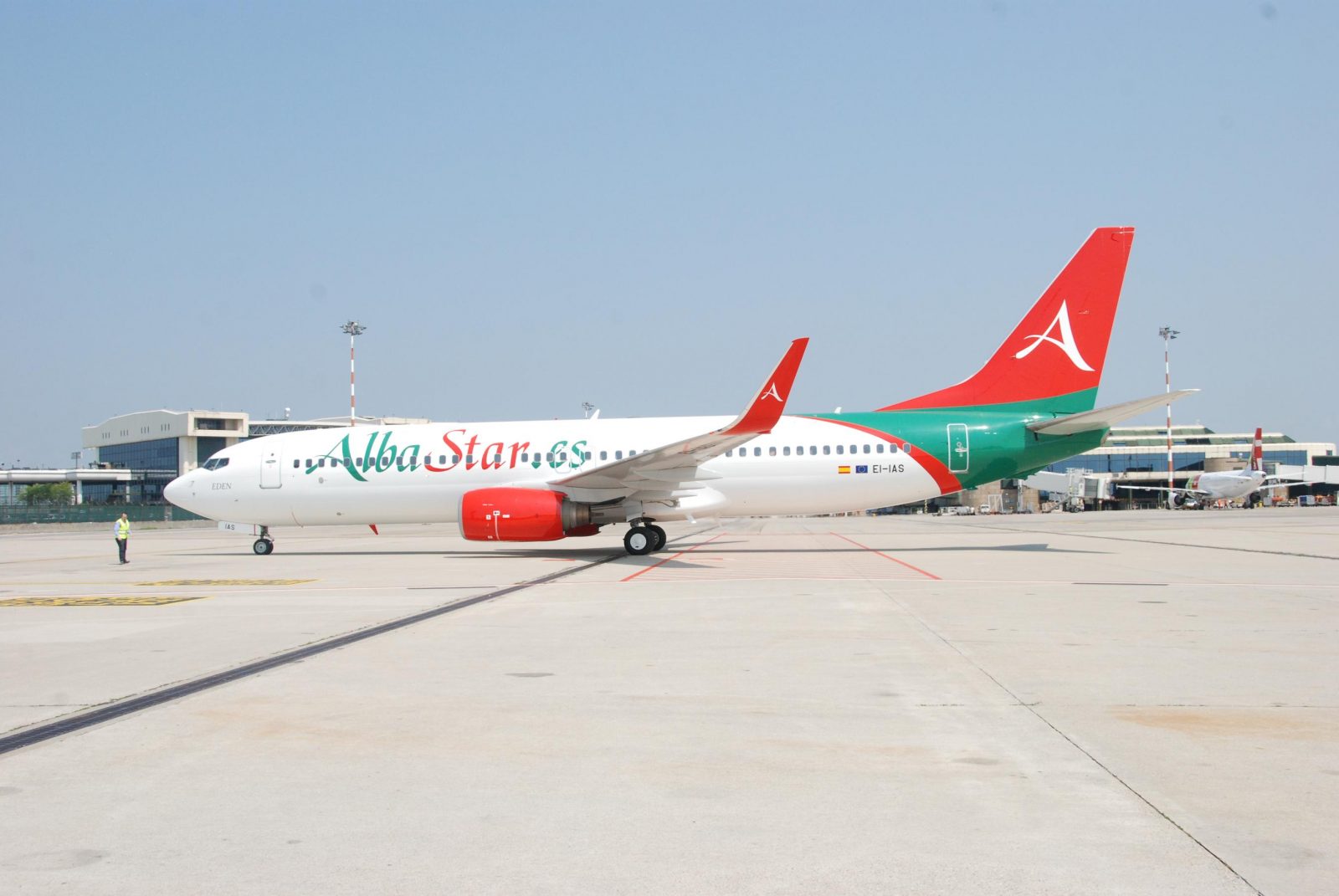 ALBASTAR PRESENTA IL SUO PRIMO BOEING 737-800, LA NUOVA LIVREA E LE ...